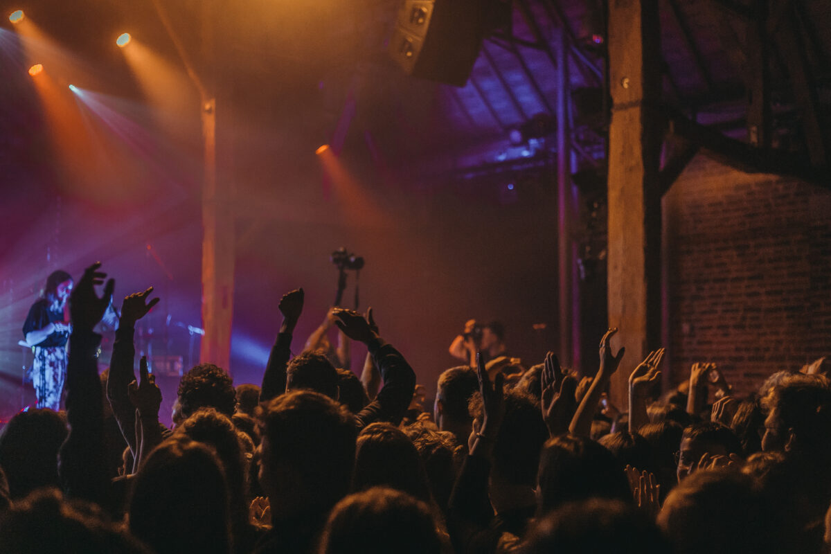 Analyse | Le retour des concerts debout ! - Court-Circuit - Pôle ...